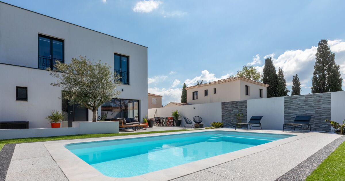 Créer des plages et terrasses avec la moquette de pierre pour piscine ...