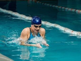 Apprendre les mouvements et la technique en brasse