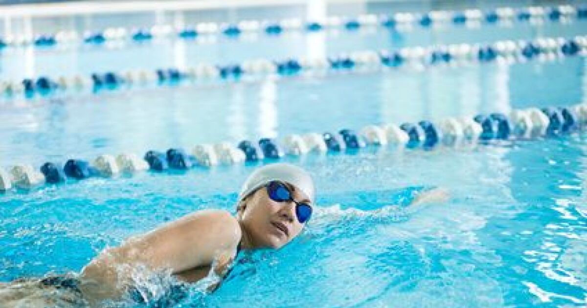 Nager avec une plaquette de natation