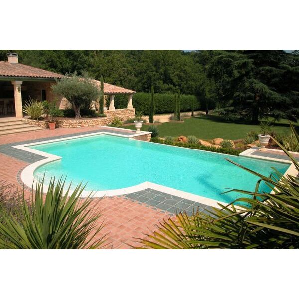 Construire une piscine en béton : les différentes techniques - Guide ...