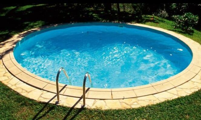 Belle piscine ronde semi-enterrée