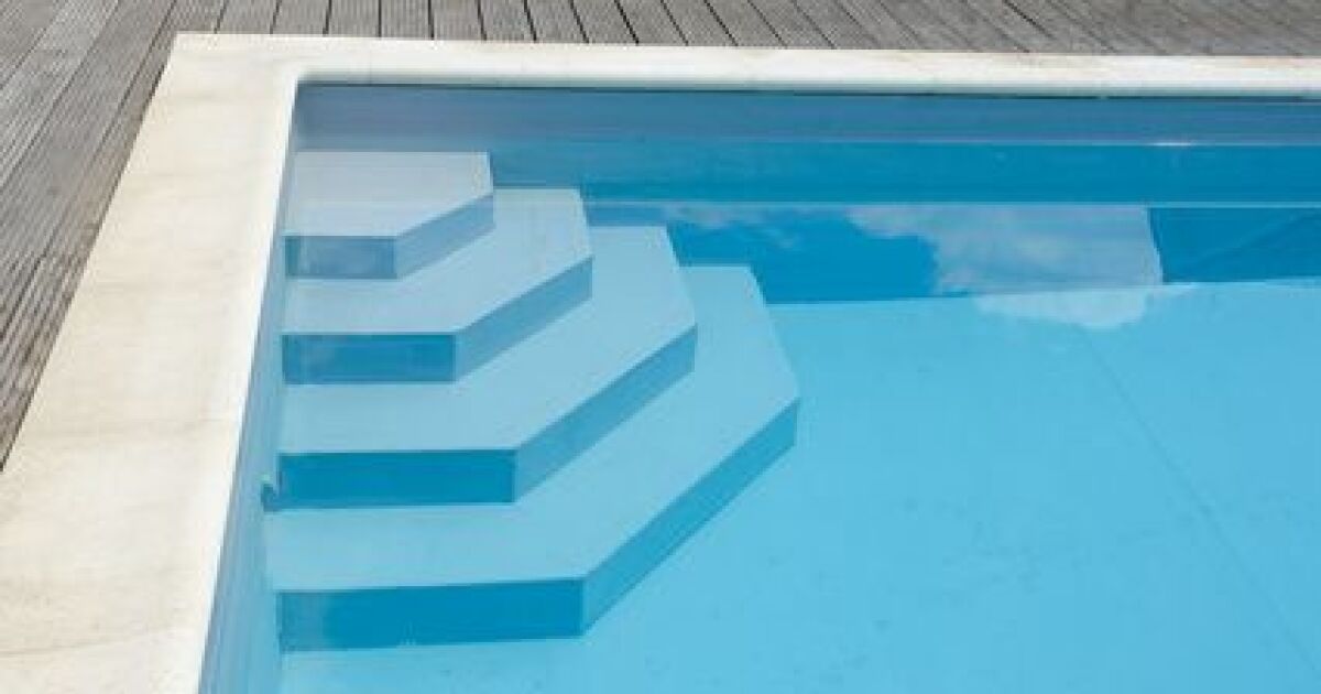 Réfection du gel-coat d'une piscine coque