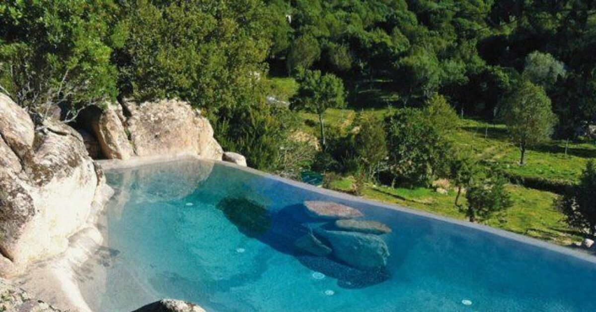 Une piscine avec faux rochers décoratifs