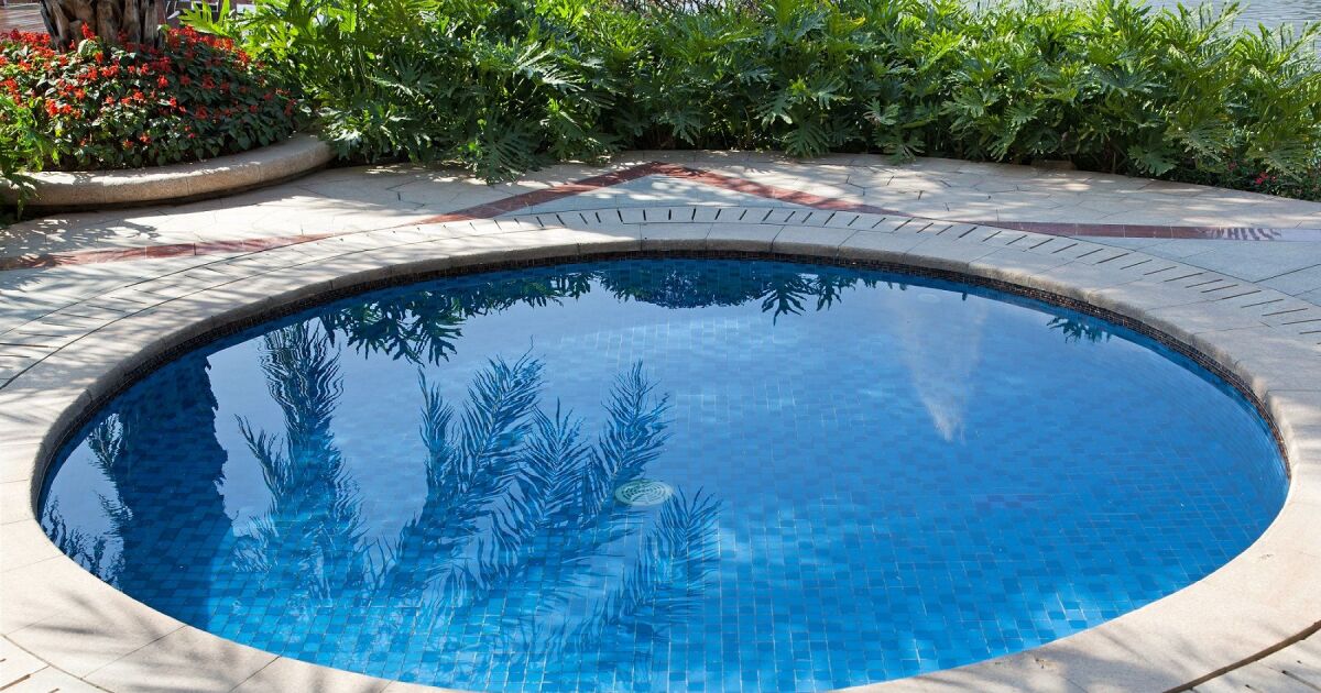 La piscine coque ronde pour les petits espaces
